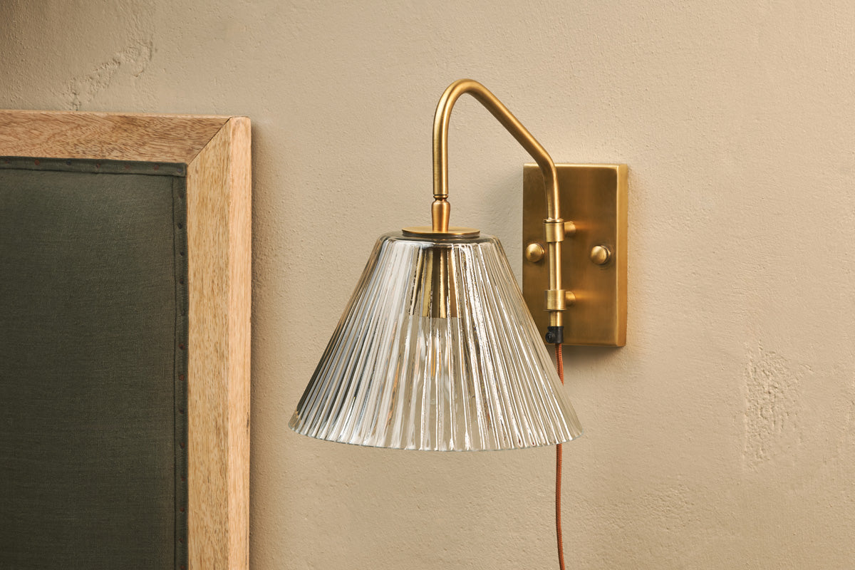 Akoli Glass Wall Lamp - Clear & Antique Brass – nkuku