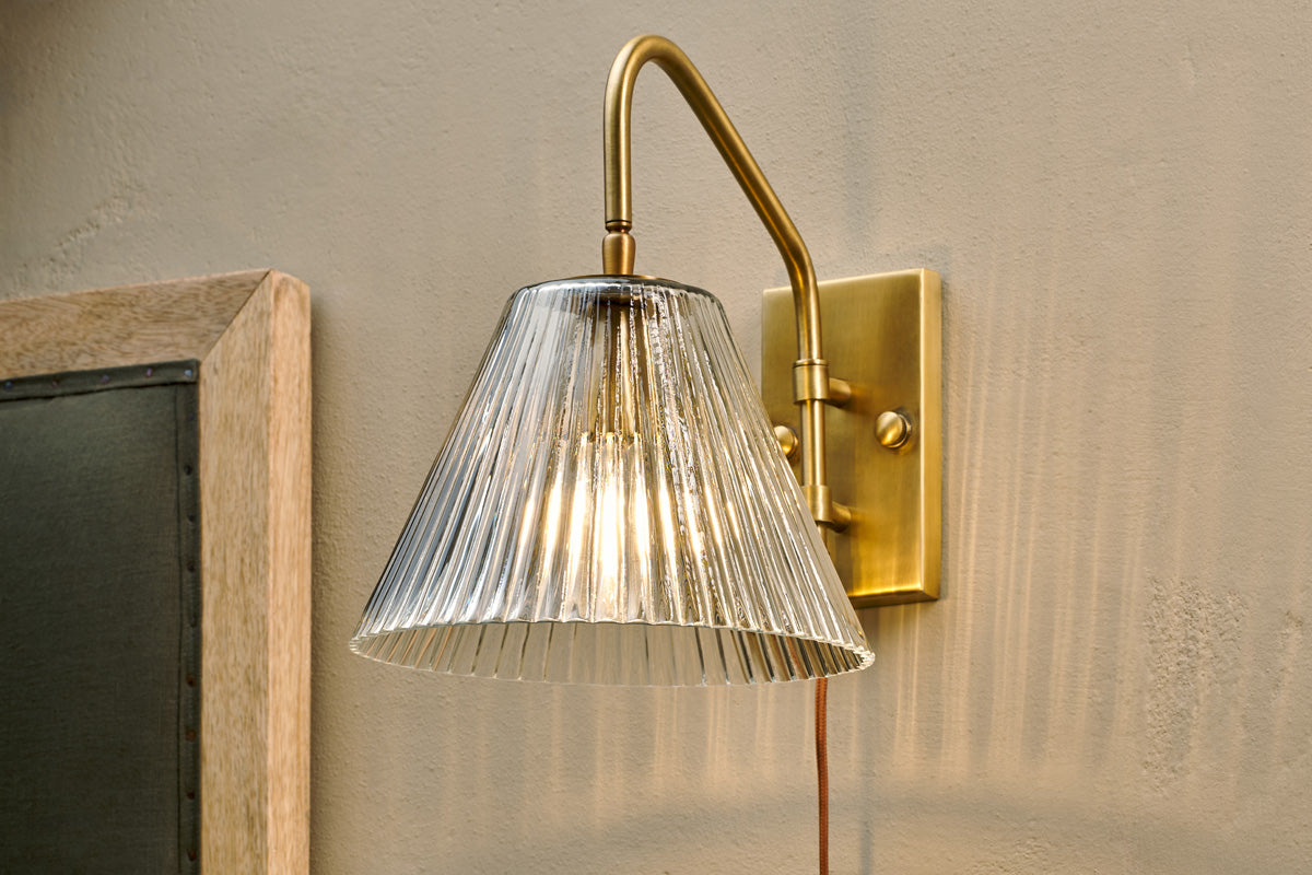 Akoli Glass Wall Lamp - Clear & Antique Brass – nkuku